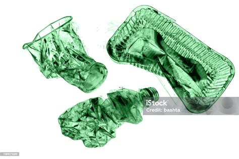 검은 배경에 고립 된 다양한 일회용 구겨진 플라스틱 쓰레기 플라스틱과 생태를 재활용하는 개념 0명에 대한 스톡 사진 및 기타 이미지 Istock