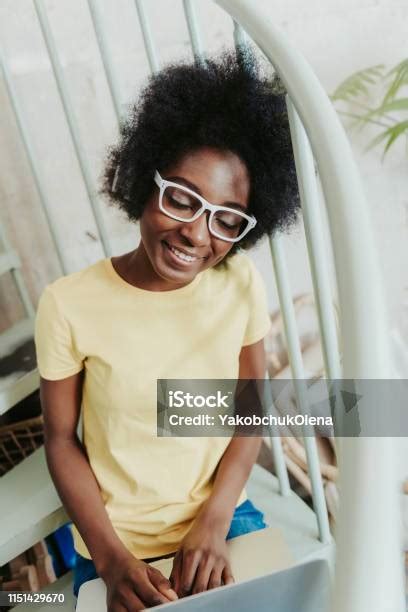 현대 흰색 안경을 입고 매력적인 아프리카 레이디의 절반 길이 갈색 머리에 대한 스톡 사진 및 기타 이미지 갈색 머리 계단 곱슬 머리 Istock