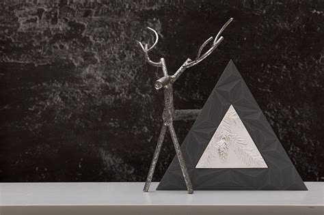 식물 분지 릴리프 소나무 가지가 있는 세련된 거실 인테리어와 원뿔 벽에금속 사슴이 있습니다 Xmas 장식 3d 식물 석고 장식 객실의 현대적이고 고급스러움있는 인테리어 3