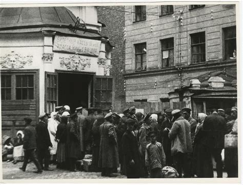 Фото Очередь в железнодорожные кассы июль 1917 г Петроград История России в фотографиях