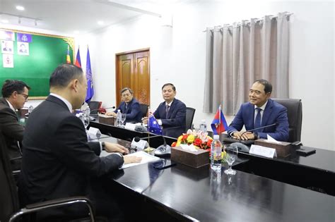 ចាប់ពីឆ្នាំ១៩៩៤ អូស្រ្តាលី បានចូលរួមដល់ការងារបោសសម្អាតមីនមនុស្សធម៌នៅកម្ពុជាយ៉ាងសកម្ម