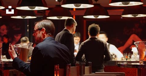 검은 양복을 입은 남자 근처에 서 있는 검은 양복을 입은 남자 사진 Unsplash의 무료 중국 이미지