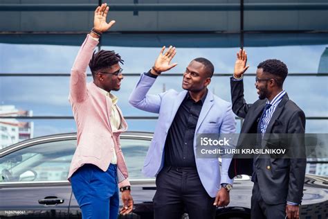 세련된 양복을 입은 세 명의 성공적인 아프리카 계 미국인 사업가 그룹이 거리 고층 빌딩 창문 배경에서 이야기하고 기뻐합니다 팀워크와 성공 개념 20 24세에 대한 스톡 사진