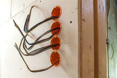 새로운 전기 설치 소켓 플라스틱 상자 및 전기 케이블 혁신 개념 벽에 전기 배선 설치입니다 0명에 대한 스톡 사진 및 기타 이미지 Istock