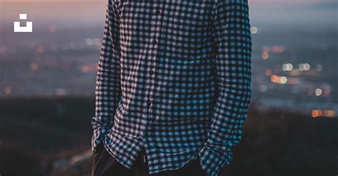 일몰 동안 검은 선글라스를 쓴 파란색과 흰색 체크 무늬 드레스 셔츠를 입은 남자 사진 Unsplash의 무료 안면 마스크 이미지