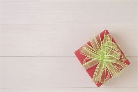 로맨틱 한 나무 배경에 선물 상자 파스텔 톤과 어머니의 날 이나 발렌타인 데이선물 축하 패키지 책상에 장식 봄 또는 여름 자연 휴일 개념 계절에 대한 스톡 사진 및 기타