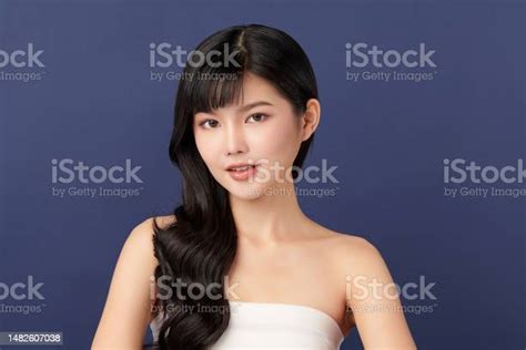 파란색 배경에 깨끗하고 신선한 피부를 가진 아름다운 젊은 아시아 여성 얼굴 관리 페이셜 트리트먼트 미용 미용 및 스파 아시아 여성 초상화 25 29세에 대한 스톡 사진 및