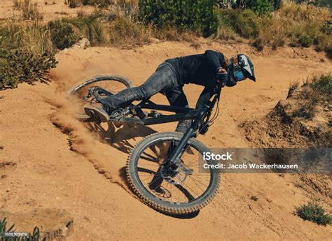 사이클링 레이스 스포츠는 모험 피트니스 아드레날린 중독자를 위해 산악 자전거를 탄 남자와 함께합니다 운동 훈련 및 행동 속도를 위해 자연에서 승마하는 남성 운동 선수와 함께