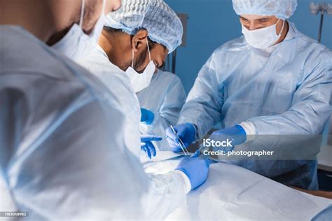 외과 의사 조수 및 간호사로 구성된 다양한 팀이 침습 적 수술을합니다 간호사에 대한 스톡 사진 및 기타 이미지 간호사 건강관리와 의술 공연 Istock