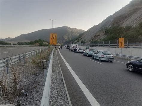 Колони от автомобили на магистрала Струма край Железница заради ремонт