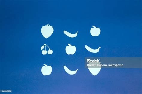 진한 파란색 배경에 파스텔 블루 종이 과일 아이콘 창조적 인 멋진 여름 디자인 비타민 신선한 음식 트렌디 한 색상 최소한의 개념