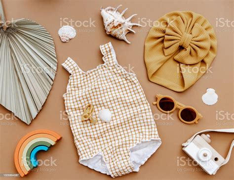 여름 방학 컨셉 여름 어린이 수영복 선글라스 갈색 배경의 나무 카메라 유아 소녀 패션 여름 의상 0명에 대한 스톡 사진 및 기타 이미지 Istock