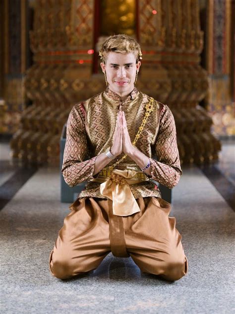 Aisar Khaled Pakai Baju Tradisional Thailand Idn Times
