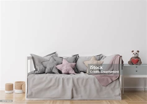 현대 식 어린이 방에 빈 흰색 벽 스칸디나비아 스타일로 인테리어를 모의 사진 포스터를 위한 공간을 복사할 수 있습니다 침대 등나무 바구니 장난감 아이들을위한 아늑한 공간