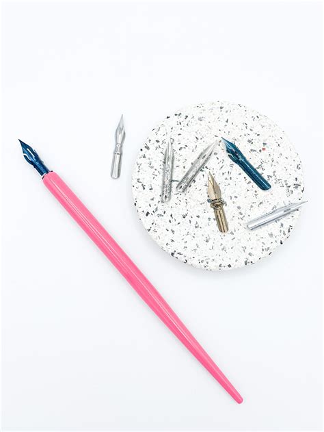 Penholders Kate Illustrate