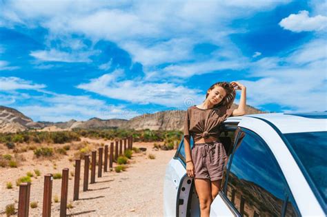 在犹他州内华达州立公园的火山谷，驾车穿山旅行的年轻女孩 库存照片 图片 包括有 女孩 本质 362578144