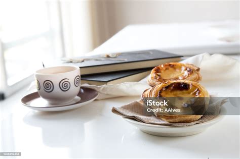 파스 테이스 데 나타 포르투갈 요리의 전통적인 달콤한 작은 바삭 바삭한 퍼프 페이스 트리 파이와 계란으로 만든 크림 종종 맛보고 커피와 함께합니다 흰색 배경에 공간을