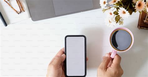 흰색 홈 작업 공간 비즈니스 책상에서 모바일 스마트폰을 사용하는 남자 사진 Unsplash의 손가락 이미지