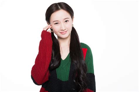 흰색 배경에 포즈 크리스마스 스웨터를 착용 하는 쾌활 한 여자 겨울에 대한 스톡 사진 및 기타 이미지 겨울 공휴일 명랑한 Istock