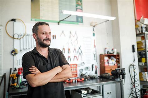 자동차 감독관 수리공 중소기업 소유자 장인 산업 책임자 및 장비 경영자에 대한 스톡 사진 및 기타 이미지 경영자 계획 공사장 감독 Istock