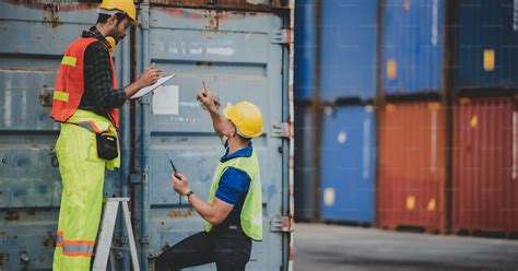 물류 작업자 팀워크 및 감독 엔지니어 및 국제 운송 지역에서 일하는 사업가의 파트너 비즈니스 산업의 개념 및 컨테이너 야드에서 수출입 사진 Unsplash의 산업 이미지