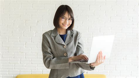 비즈니스의 이익과 안정성을 위해 노트북에서 작업 하는 사업가 경영자에 대한 스톡 사진 및 기타 이미지 경영자 기업 비즈니스 노트북 Istock