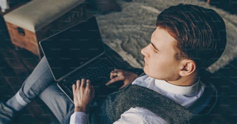 공식적인 드레스 백인 소년은 소파에 앉아 미래의 사업 계획에 대해 생각하면서 Pc를 들고 있다 사진 Unsplash의 마케팅 이미지