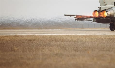 활주로 에서 이륙하는 동안 군용 제트 전투기 엔진의 배기와 세부 사항 비행기구름에 대한 스톡 사진 및 기타 이미지 비행기구름 전투기 날아오름 활동 Istock