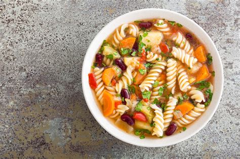 수프 수프입니다 신선한 토마토 셀러리 당근 호박 양파 고추 콩 파스타와 야채 수프 이탈리아 요리 요리입니다 감자 요리에 대한 스톡 사진 및 기타 이미지 Istock