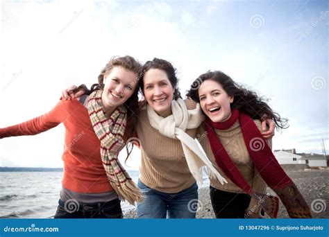 Mutter und Töchter stockfoto Bild von töchter brünette 13047296