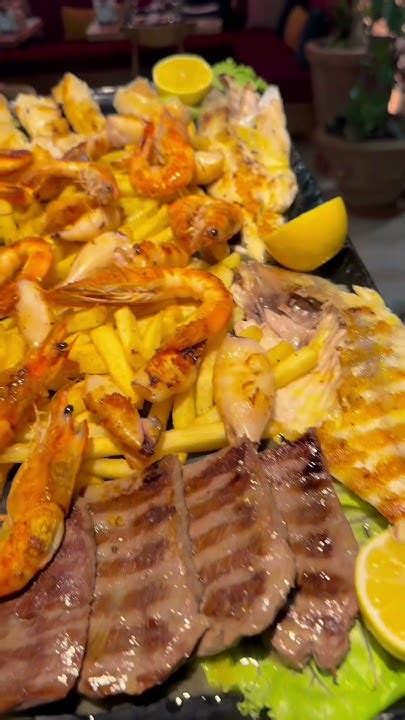 Në Restorantin Allishverishi Byrozafa Një Pjatë E Re Dhe Shumë E Shishme Miks Zgare