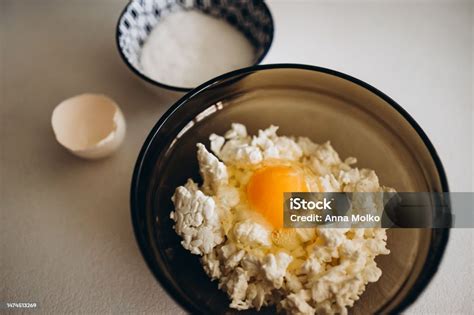 코티지 치즈 계란 소금이 흰색 테이블에 검은 유리 그릇에 담겨 있습니다 자신의 손으로 아침 식사 만들기 건강한 식생활에 대한 스톡 사진 및 기타 이미지 Istock