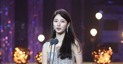 [포토] 수지 청룡시리즈어워즈 여우주연상의 감격