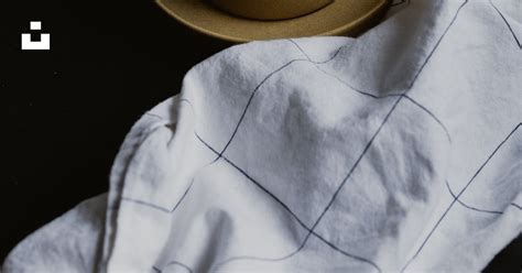 화이트 텍스타일에 화이트 세라믹 머그잔 사진 Unsplash의 무료 배경 이미지