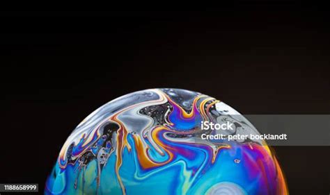 검은 배경에 고립 된 화려한 비누 거품의 가까이 공간에서 행성처럼 보이는 0명에 대한 스톡 사진 및 기타 이미지 0명 결정체 경외감 Istock