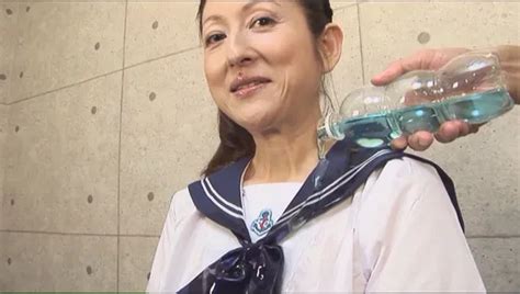 V032i01 In Front Of Fifty This Sex Appeal A Glamorous Body With A Beauty Reminiscent Of A