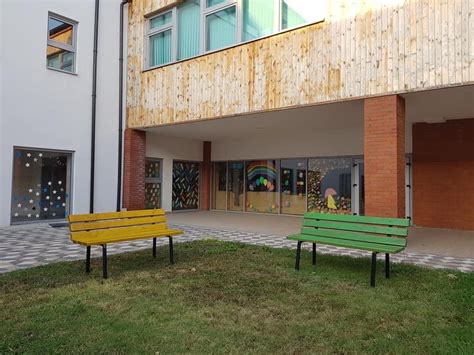 Shkolla Model “ismail Qemali” Realizon Aktivitetin E Radhës Ngjyrosen Ulëset E Shkollës Mitropol