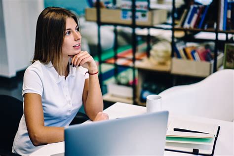 와이파이 연결 및 노트북 컴퓨터와 도서관에서 공부 하는 과정에 대 한 몇 가지 아이디어에 대 한 생각 하는 명상 젊은 Hipster 소녀 숙제를 하 고 정보를 분석 하는