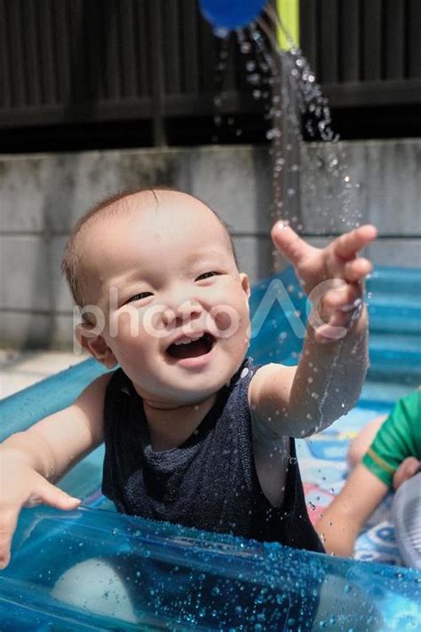 水遊びをする子ども No 26813954｜写真素材なら「写真ac」無料（フリー）ダウンロードok