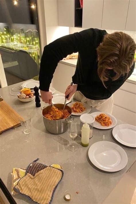 Pin By დēķliթšēდ On ʄ ơơ ɖ Dancing In The Kitchen Man Cooking How