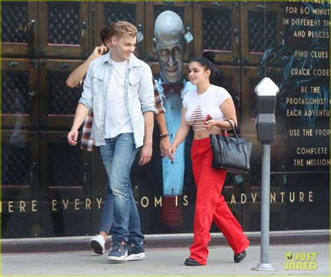 Ariel Winter Flaunts Midriff In Revealing Ripped Crop Top Photo