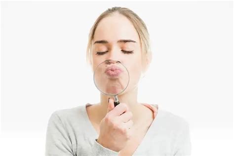 ¿Cuáles son las causas de las manchas blancas en el labio?