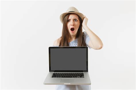 여자 충격된 들고 빈 검은색 빈 화면으로 현대 노트북 Pc 컴퓨터를 흰색 배경에 고립 된 공간을 복사 사람들이 프리랜서 비즈니스 라이프 스타일 온라인 쇼핑 개념 모바일