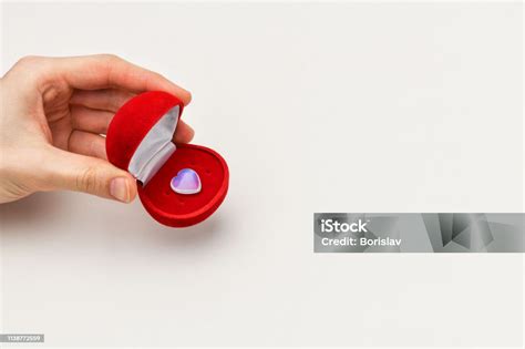 작은 투명 한 마음을 가진 빨간 보석 상자는 남자의 손의 조각 수평 사진 감사에 대한 스톡 사진 및 기타 이미지 감사 결혼식 극장 매표소 Istock