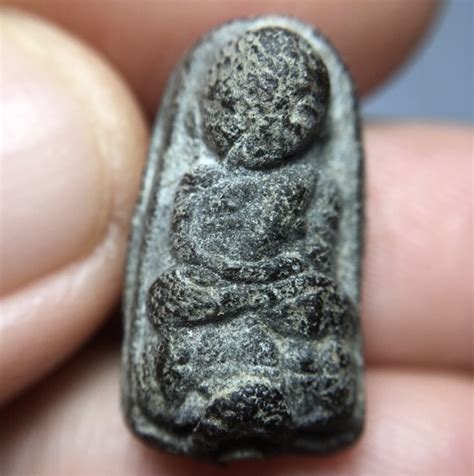 หลวงปู่ทวดเนื้อว่าน พิมพ์พระรอดจิ๋ว ฝังตะกรุดทองแดง อาจารย์นอง วัดทราย