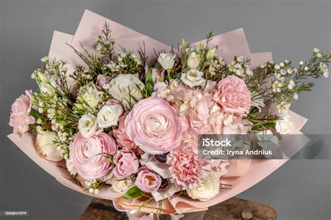 분홍색과 붉은 꽃과 라일락의 풍부한 무리 유스토마 장미 꽃 유리 꽃병에 녹색 잎 신선한 봄 꽃다발 여름 배경 공휴일에 대한 스톡 사진 및 기타 이미지 Istock