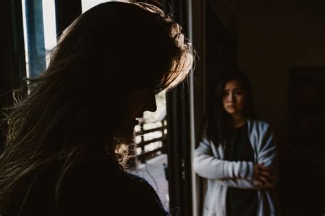 La Belle Mère Fouille Dans Ses Affaires Elle Se Venge En Dénonçant