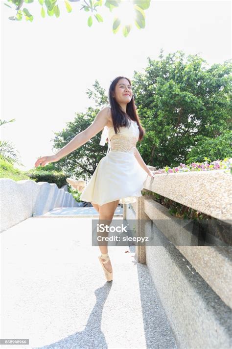 아시아 여자 발레 드레스를 착용 하 고 신발 발가락 오른발 발가락으로 서는 계단에 대한 스톡 사진 및 기타 이미지 계단 고풍스런 귀여운 Istock