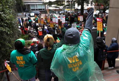 10000 Uc Medical Workers Strike Alongside Bernie Sanders Westwood