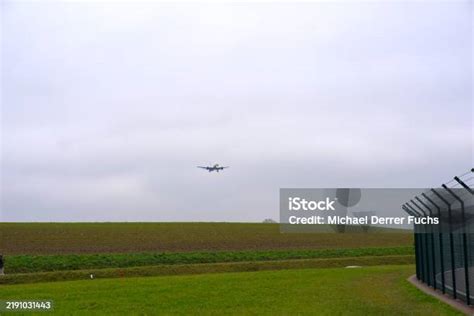 구름 낀 가을날 에어캐나다 여객기 보잉 777300er 등록 Cfitw가 스위스 취리히 클로텐 공항에 착륙하는 모습 가까이 옴에 대한 스톡 사진 및 기타 이미지 Istock